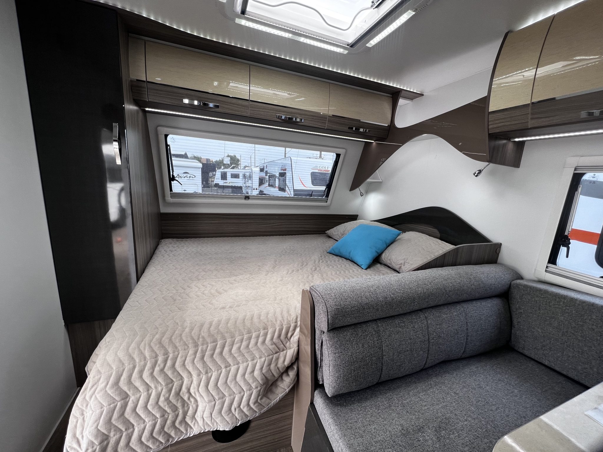 GOLF TOURER 577 FAMILY CARAVAN WITH TRIPLE BUNKS - Avan Adelaide