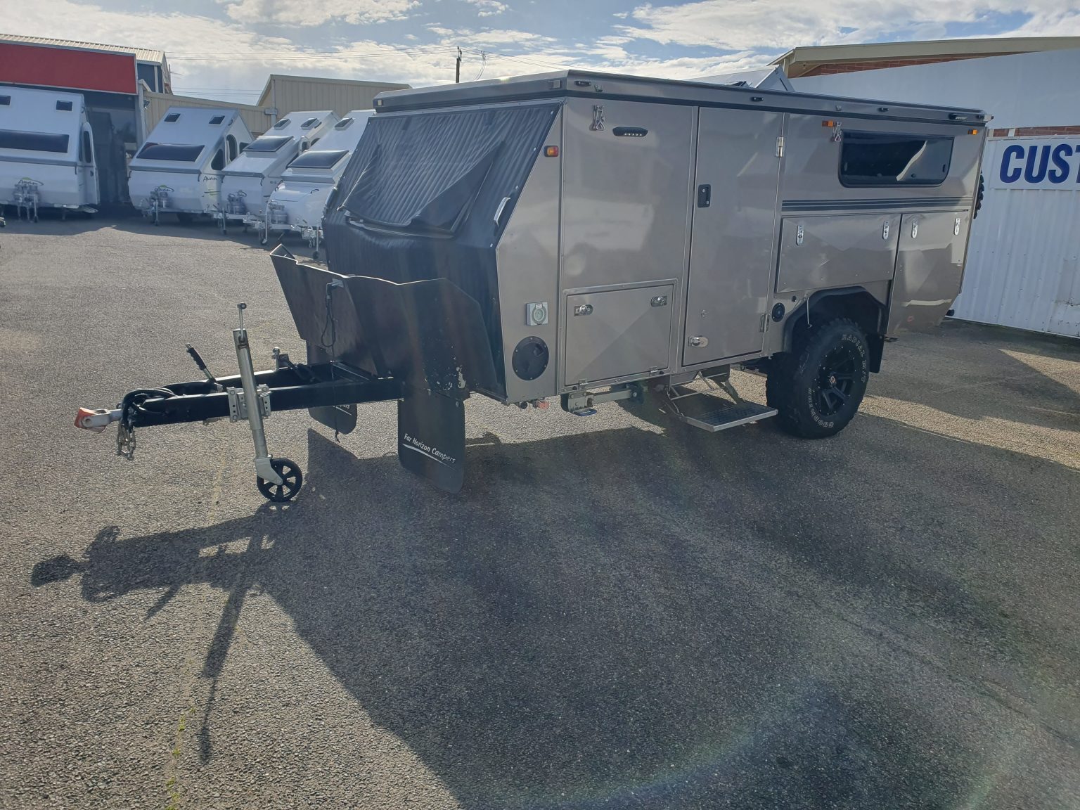 2018 FAR HORIZON TUFF TRACK ESCAPE HYBRID CARAVAN - Avan Adelaide
