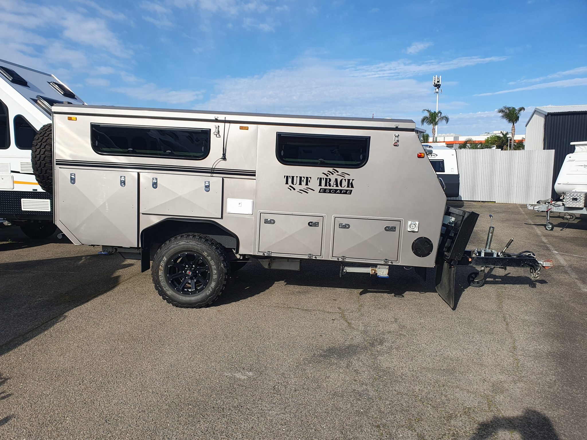 2018 FAR HORIZON TUFF TRACK ESCAPE HYBRID CARAVAN - Avan Adelaide