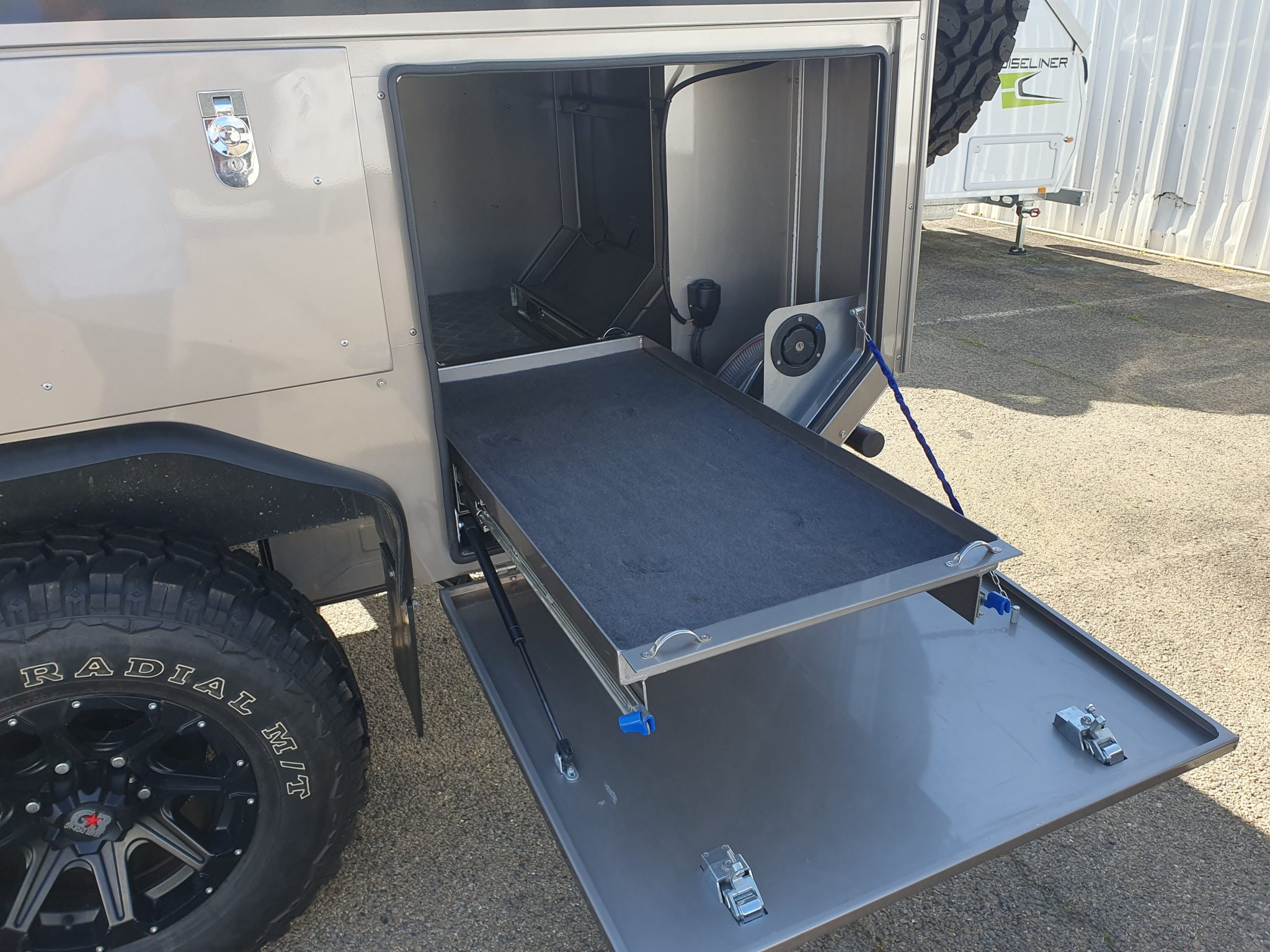 2018 FAR HORIZON TUFF TRACK ESCAPE HYBRID CARAVAN - Avan Adelaide