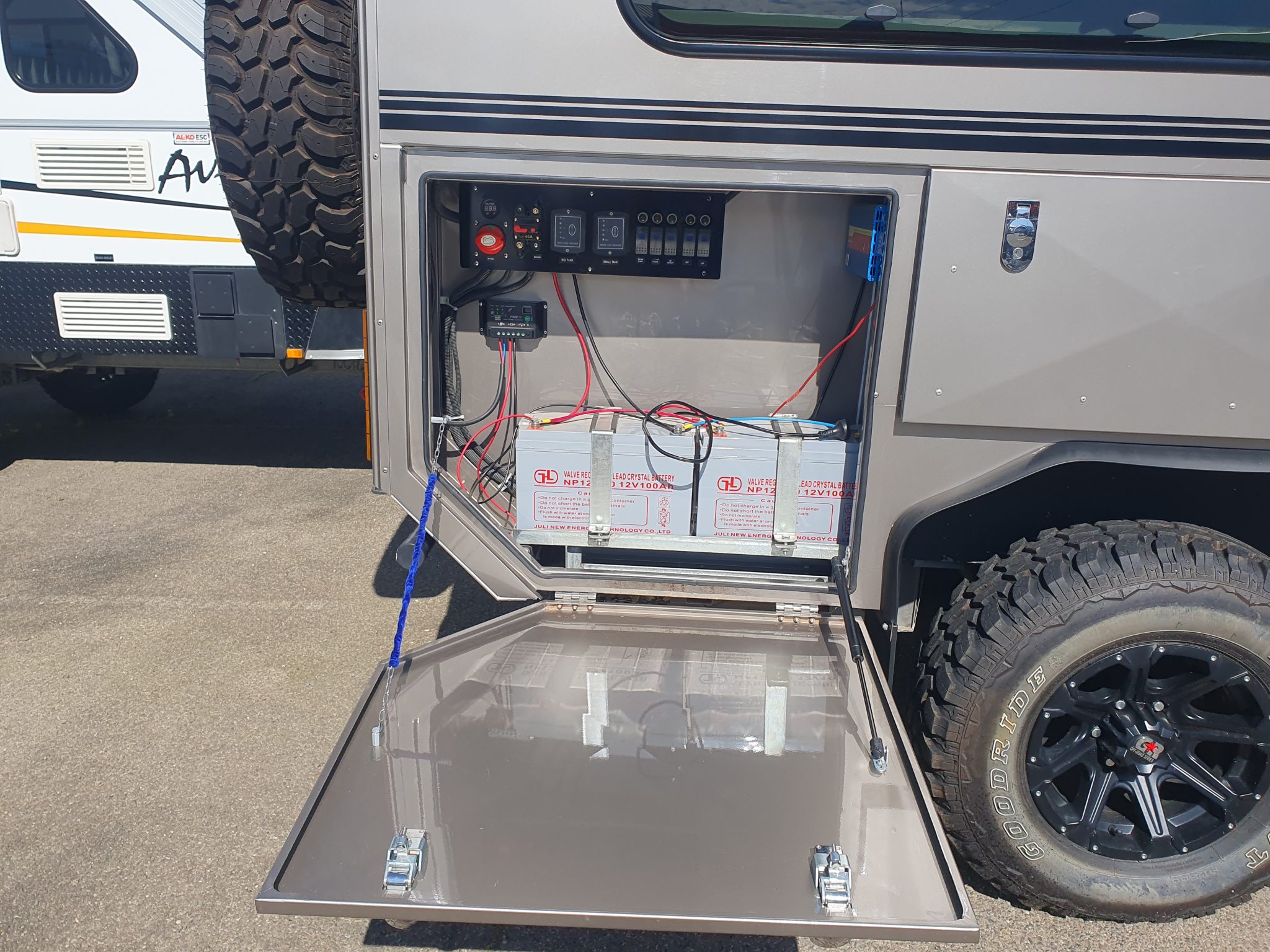 2018 FAR HORIZON TUFF TRACK ESCAPE HYBRID CARAVAN - Avan Adelaide