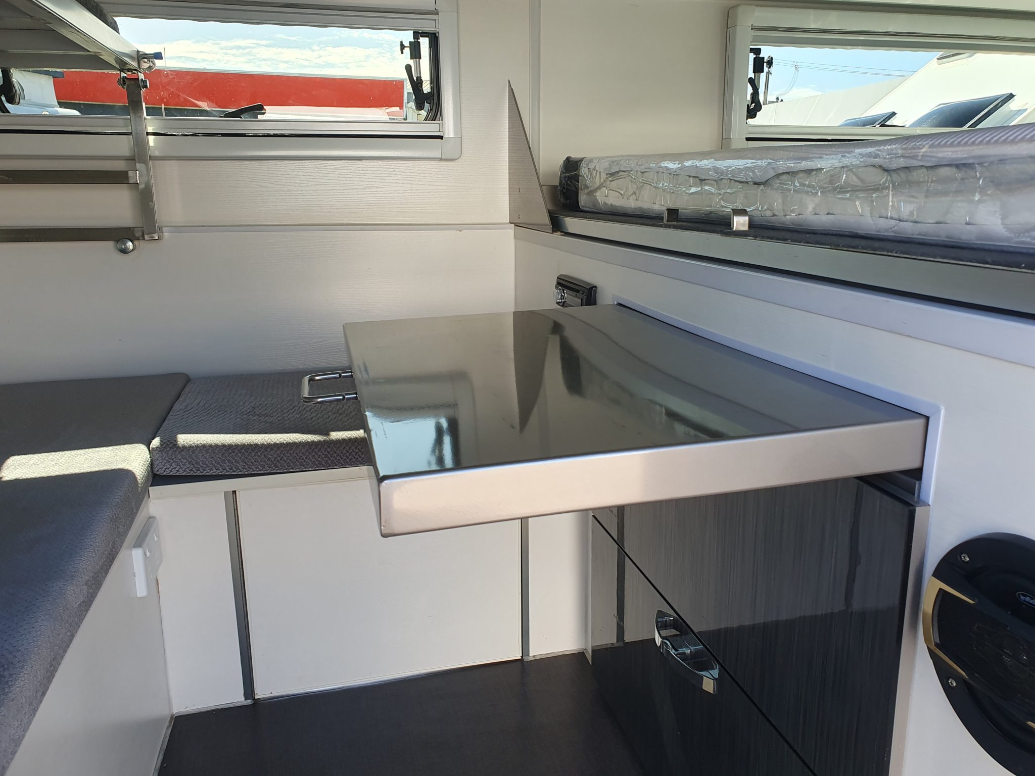 2018 FAR HORIZON TUFF TRACK ESCAPE HYBRID CARAVAN - Avan Adelaide