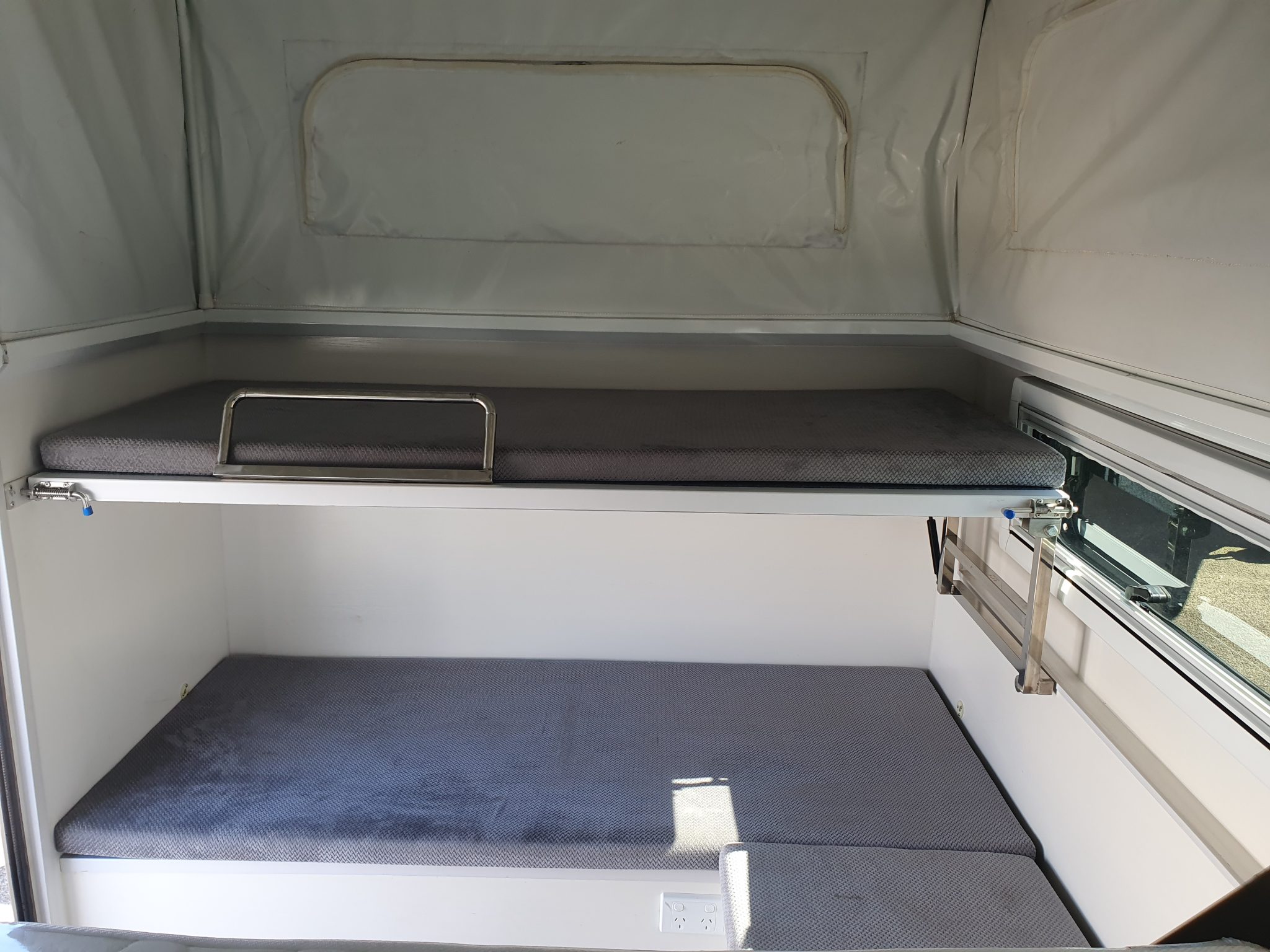 2018 FAR HORIZON TUFF TRACK ESCAPE HYBRID CARAVAN - Avan Adelaide