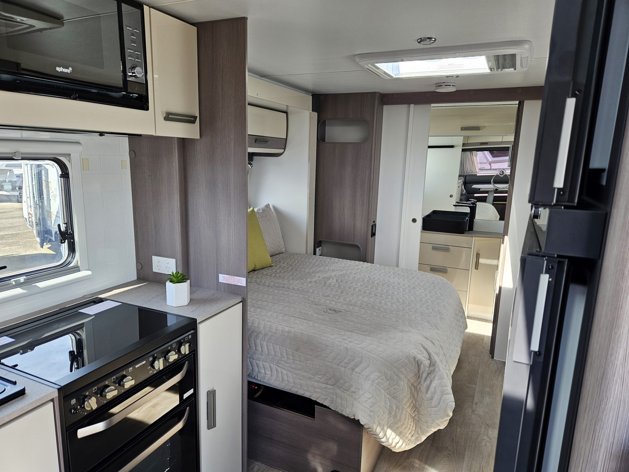 2022 JAYCO SILVERLINE SLIDE OUT SHOWER / TOILET CARAVAN - Avan Adelaide