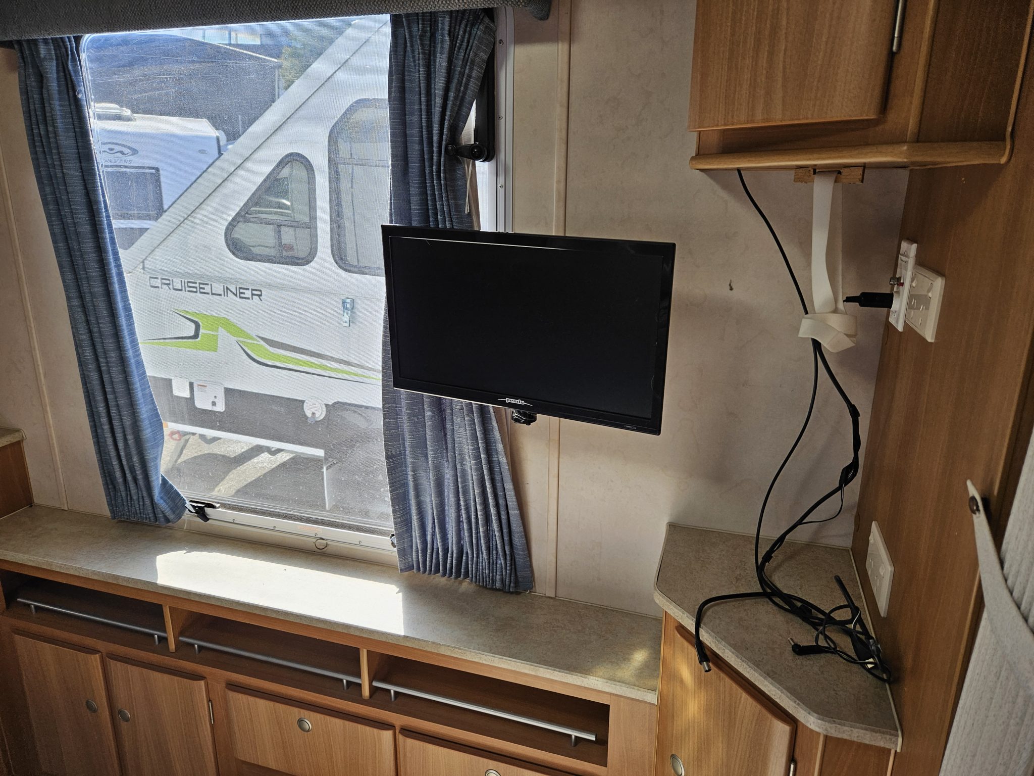 2009 JAYCO STERLING SLIDE OUT CARAVAN - Avan Adelaide