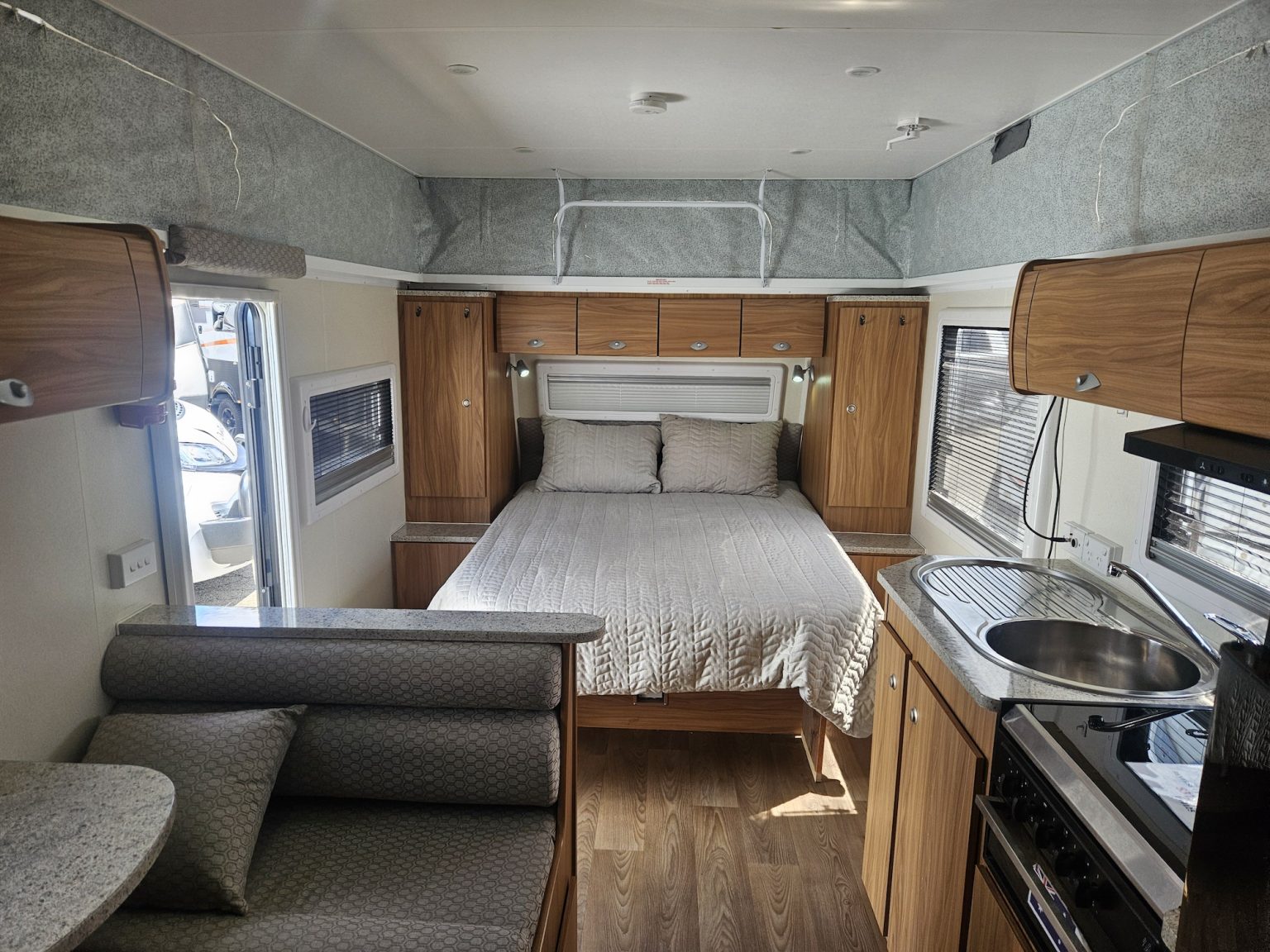 2017 AVAN ASPIRE 555-1 POPTOP ENSUITE CARAVAN - Avan Adelaide