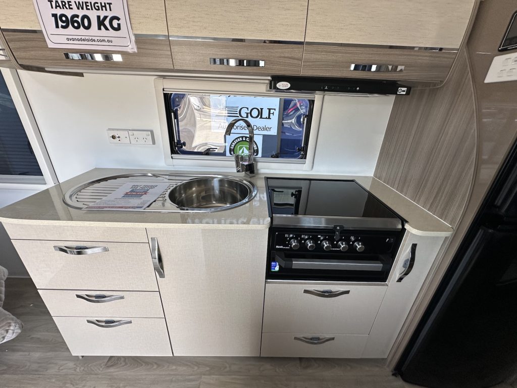 GOLF TOURER 556 POPTOP CARAVAN - Avan Adelaide
